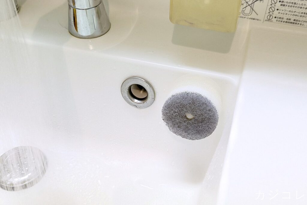 歯ブラシやコップなど洗面所の小物は、浮かせて収納すればぬめらなくて掃除もラク！ | カジコレ / 時短家事 大百科